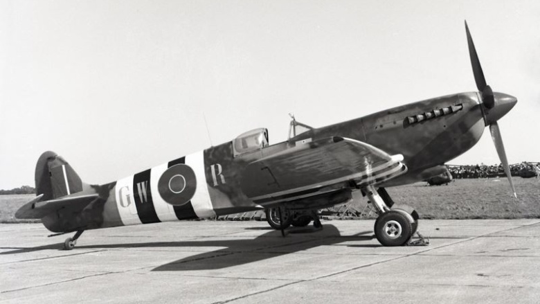 SPITFIRE LF.IXB MH415 | Pay's Air Service